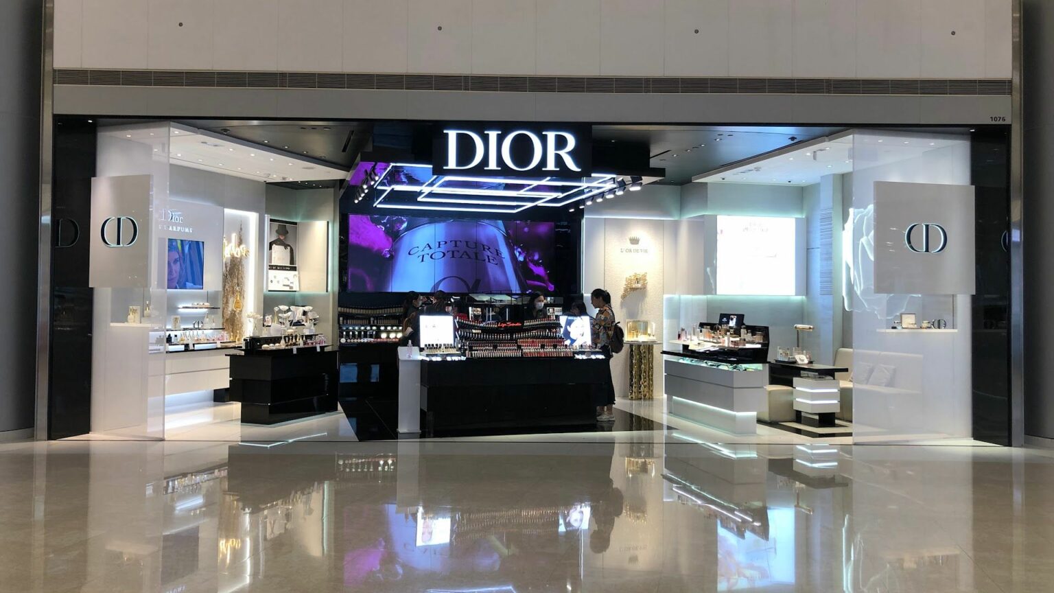 IFC mall Hong Kong: Best Shopping Mall in Central Hong Kong - Central Lion Rock